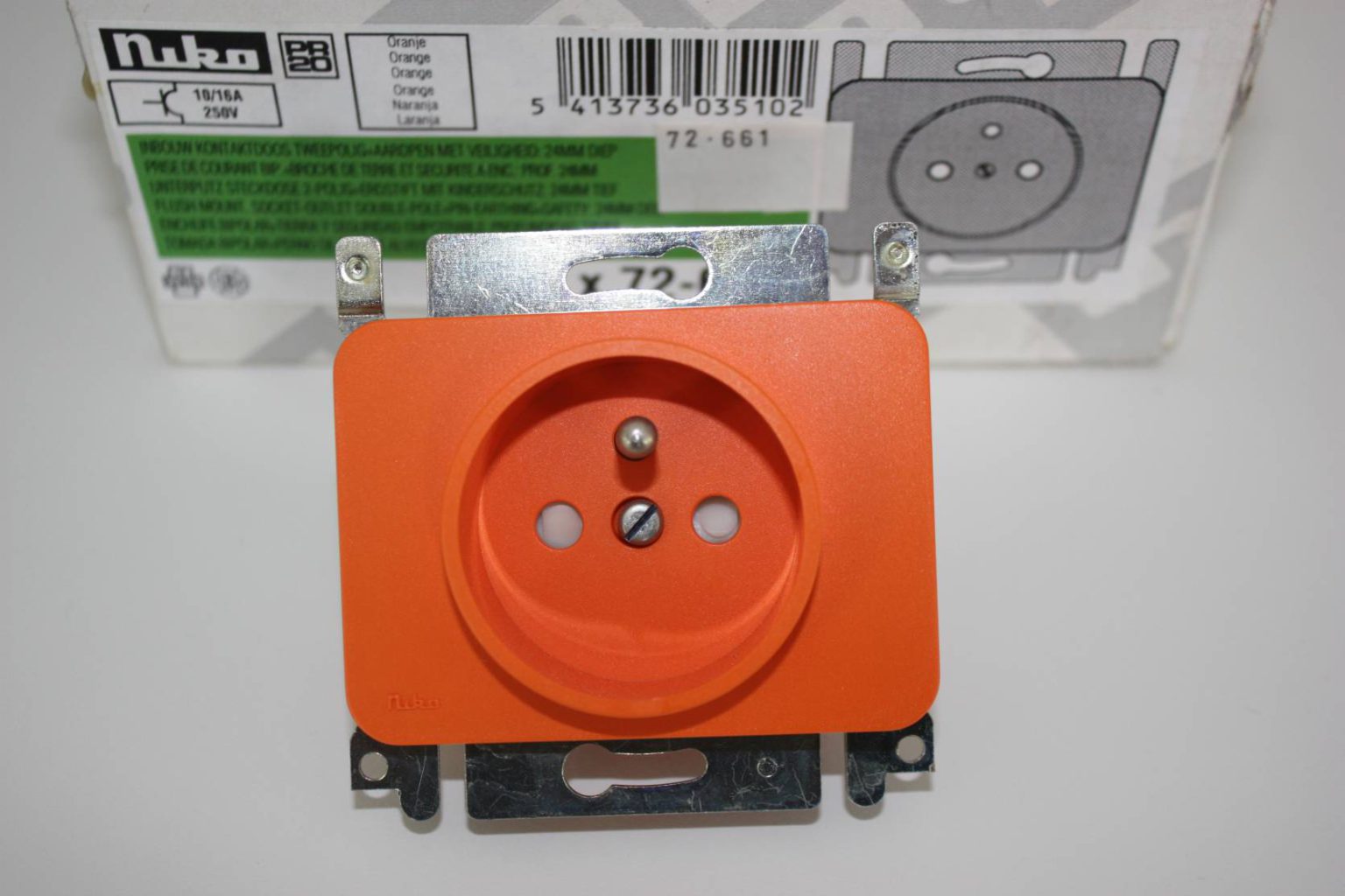 Niko PR20 oranje inbouw stopcontact tweepolig + aardpen met veiligheid