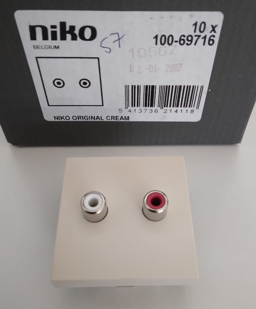 Niko Original Cream cinch aansluiting 100-69716