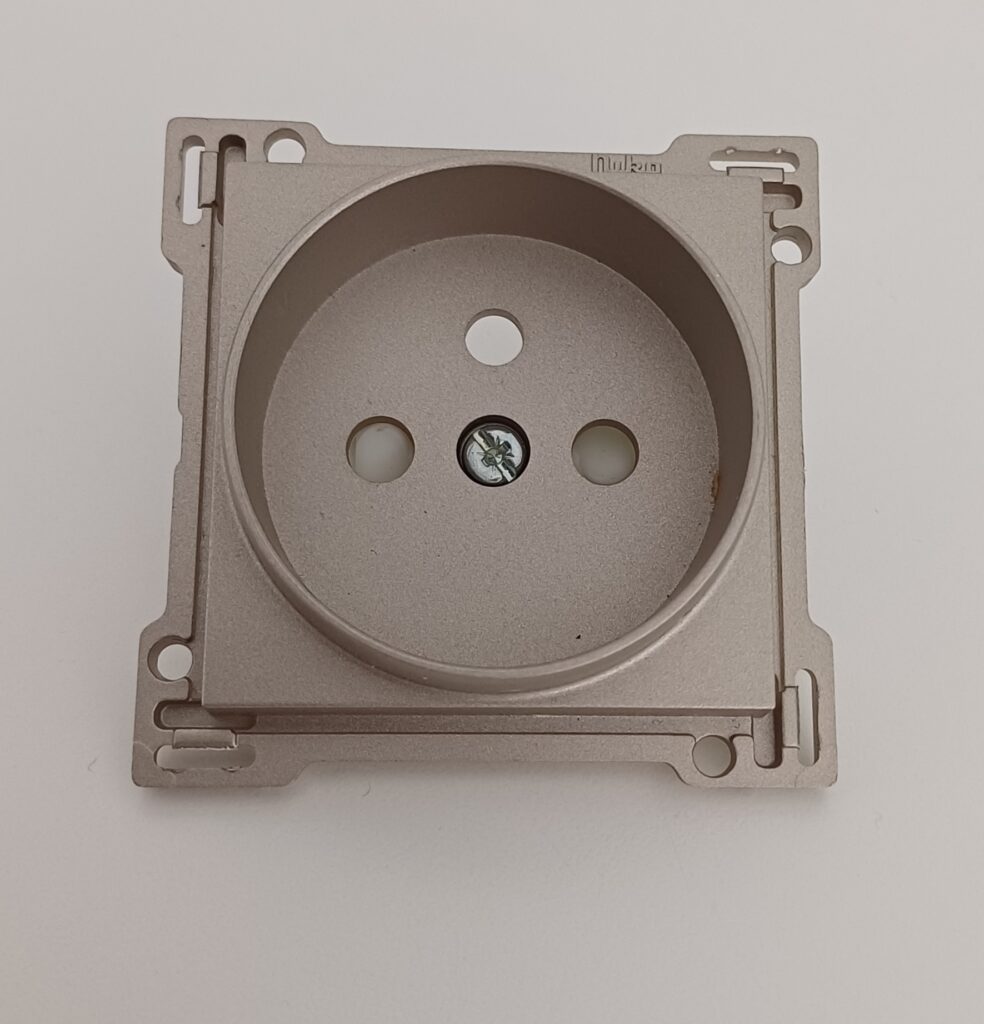 Niko Pure Champagne centraal plaatje stopcontact aarding + veiligheid ...