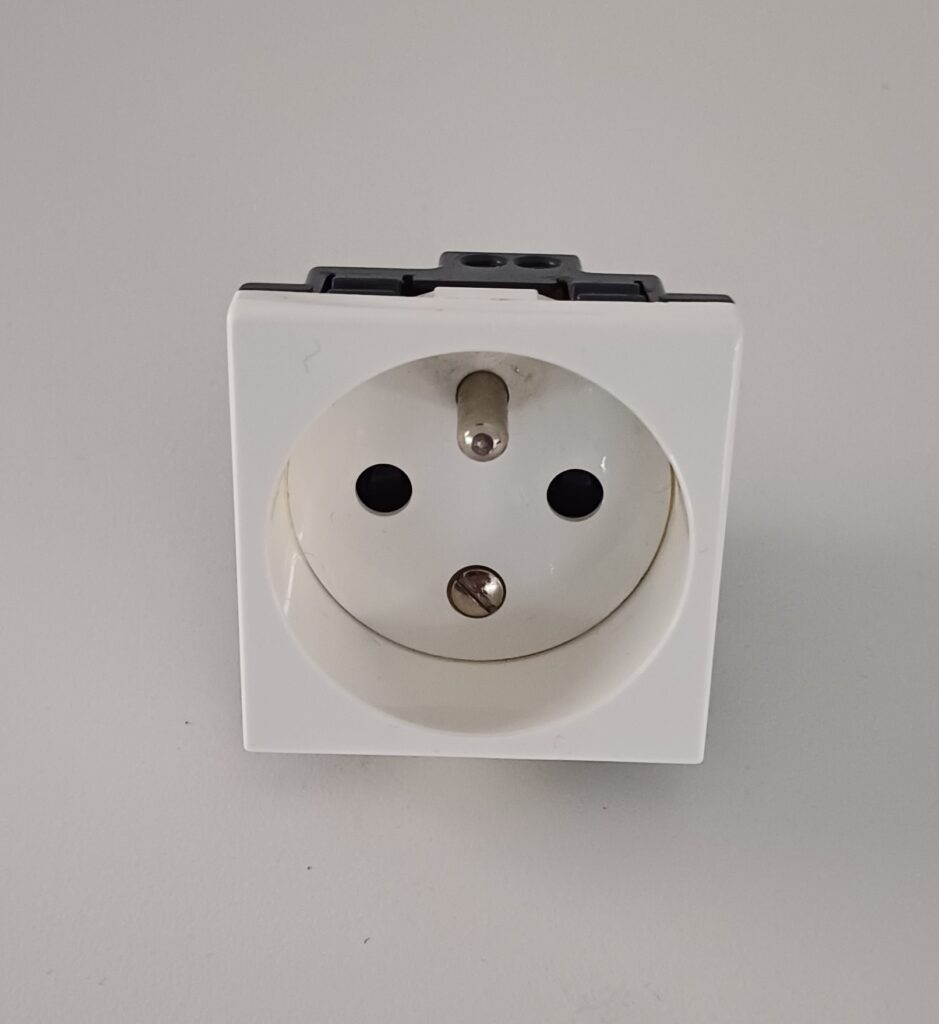 Legrand Mosaic wit stopcontact 2P+aarding 16A 250V 74111