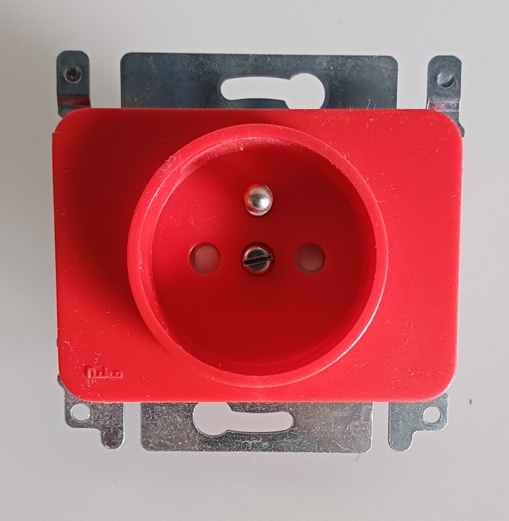 Niko PR20 rood inbouw stopcontact tweepolig + aardpen met veiligheid 82-661